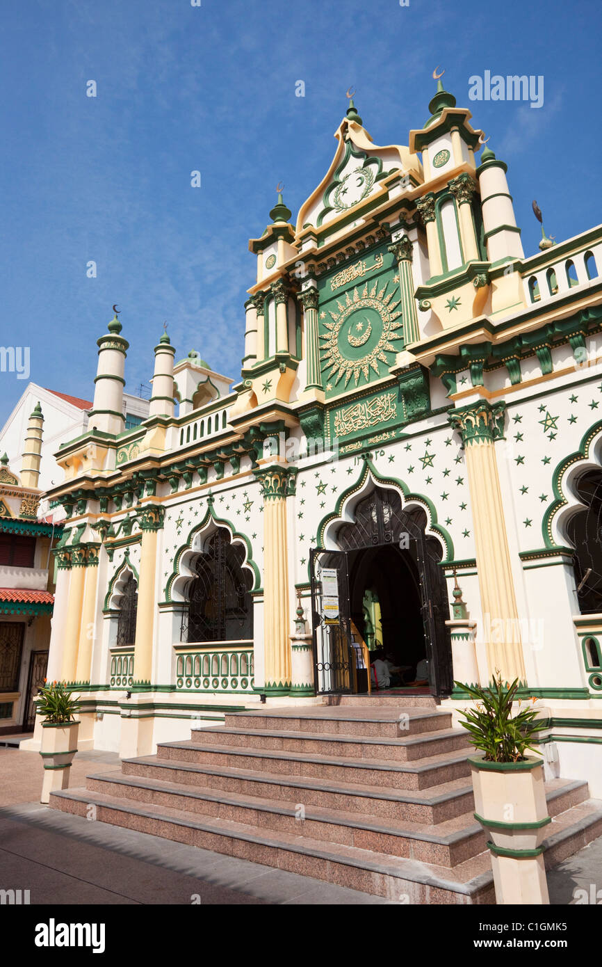 Islamic architecture of the Abdul Gaffoor Mosque. Little India ...