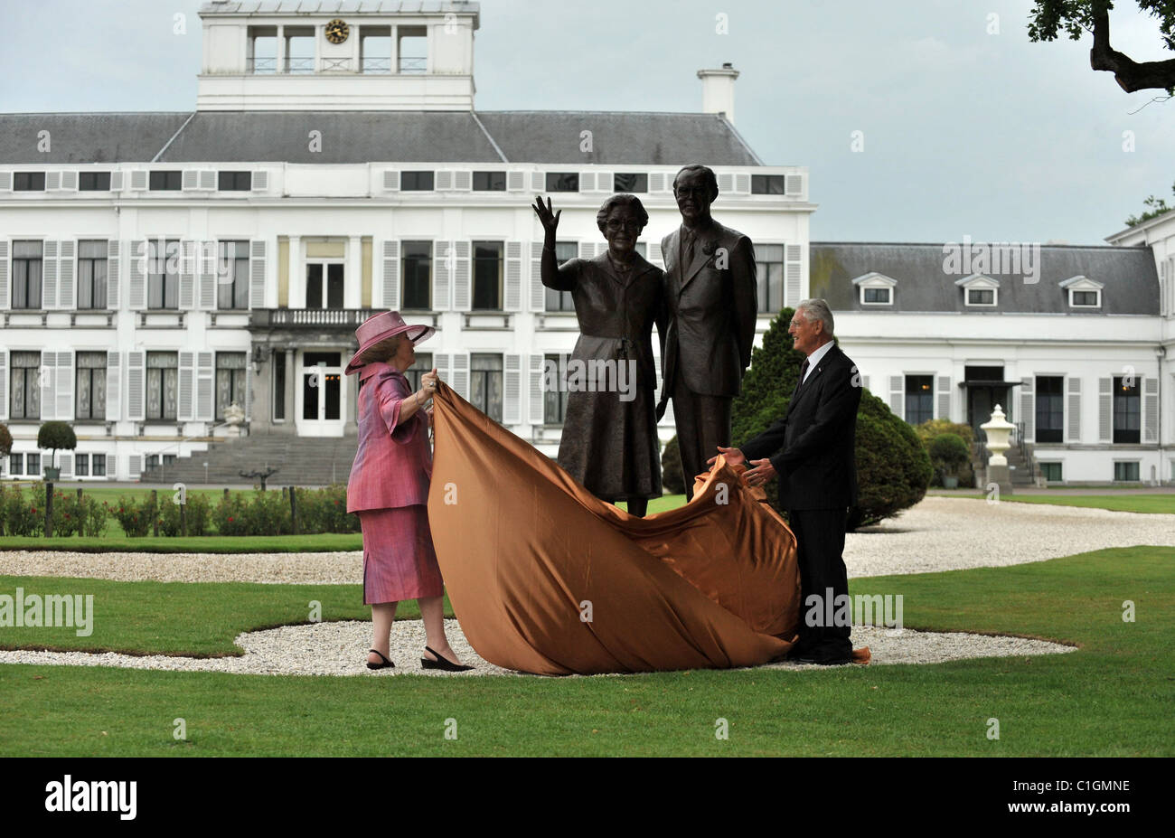 Queen Beatrix of the Netherlands unveils a statue of her late mother ...