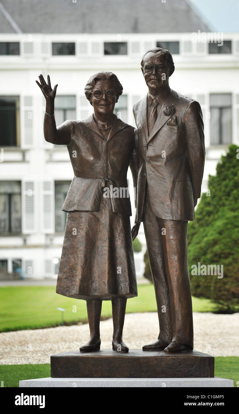 Queen Beatrix of the Netherlands unveils a statue of her late mother ...