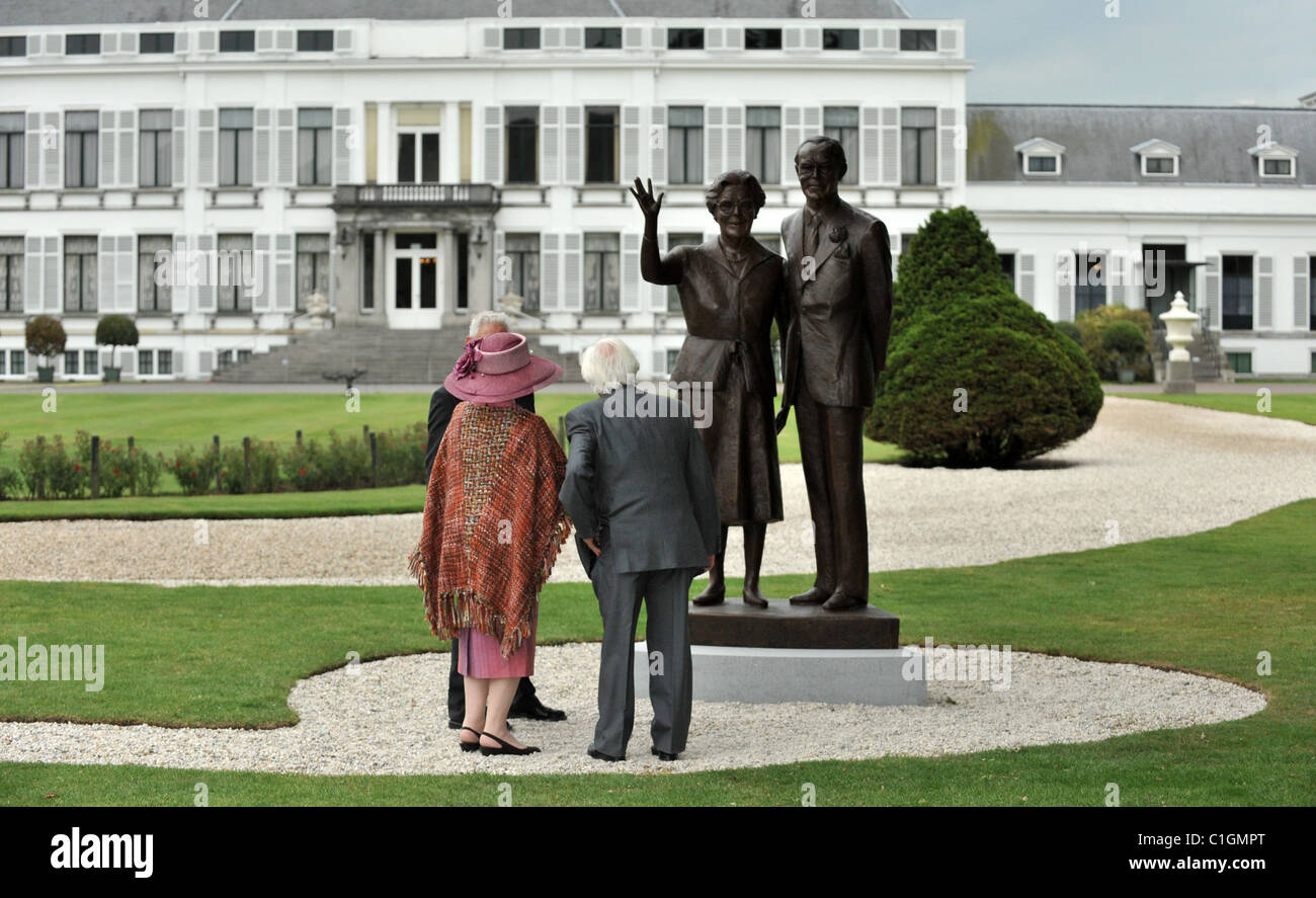 Queen Beatrix of the Netherlands unveils a statue of her late mother ...