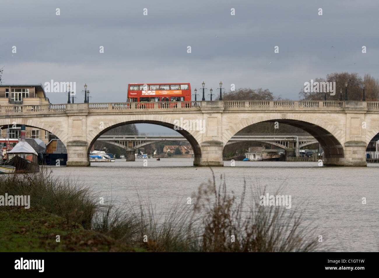 Crossing over the thames river hi-res stock photography and images - Alamy