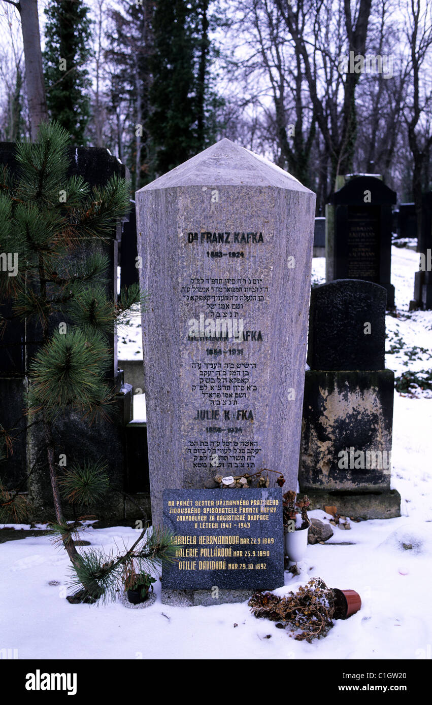 Franz kafka tomb new jewish cemetery hi-res stock photography and ...