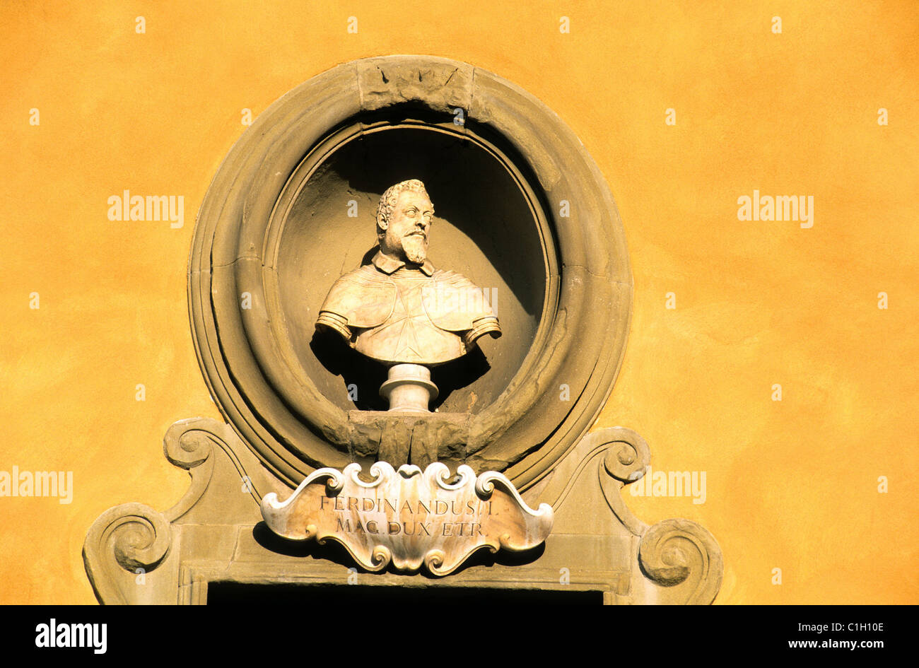Bust decorating a facade hi-res stock photography and images - Alamy