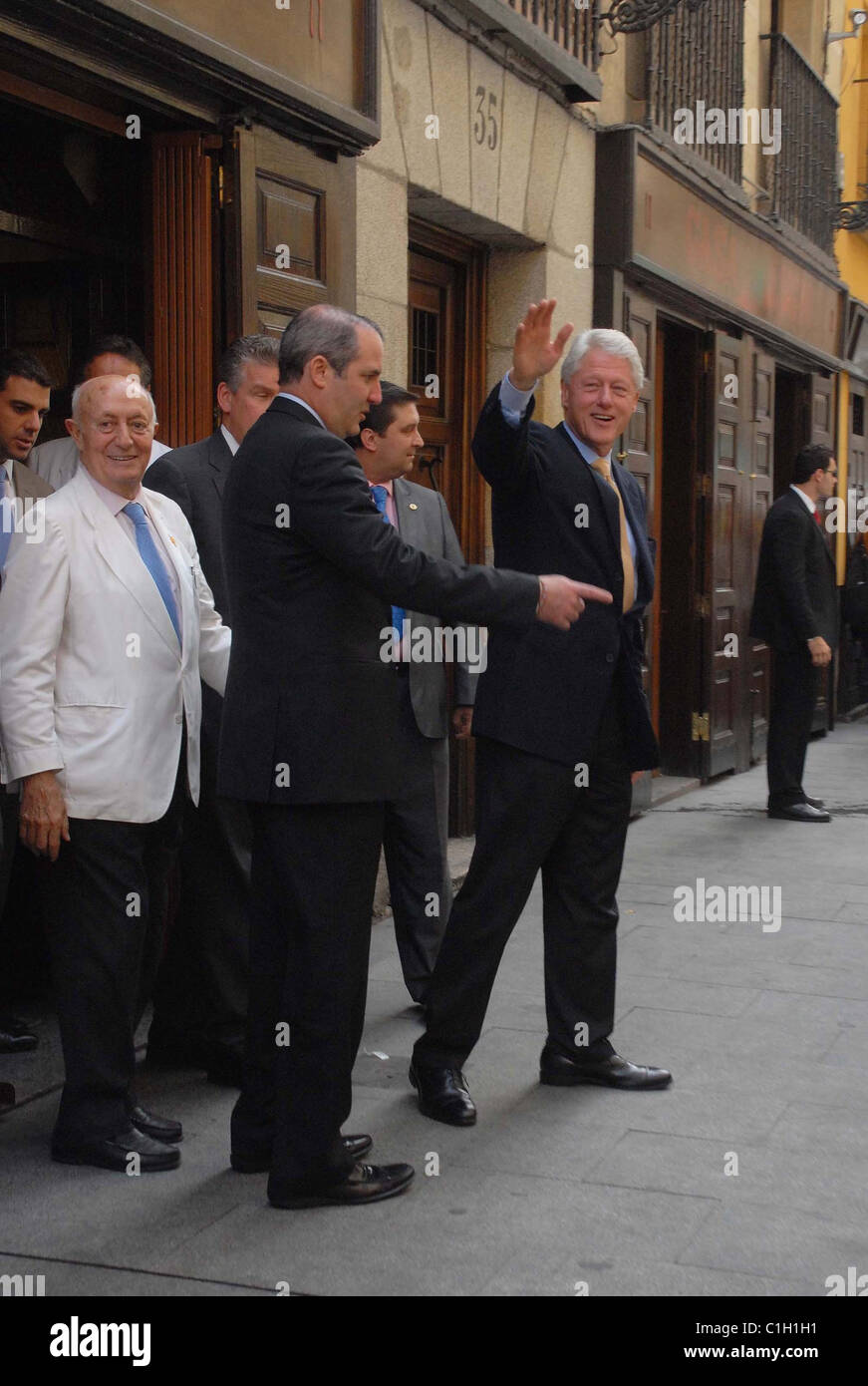 Former US President Bill Clinton leaves Lucio restaurant after enjoying ...