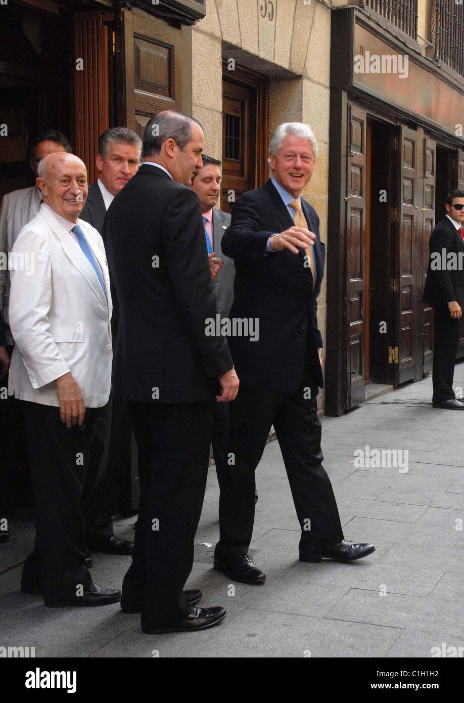 Former US President Bill Clinton leaves Lucio restaurant after enjoying ...