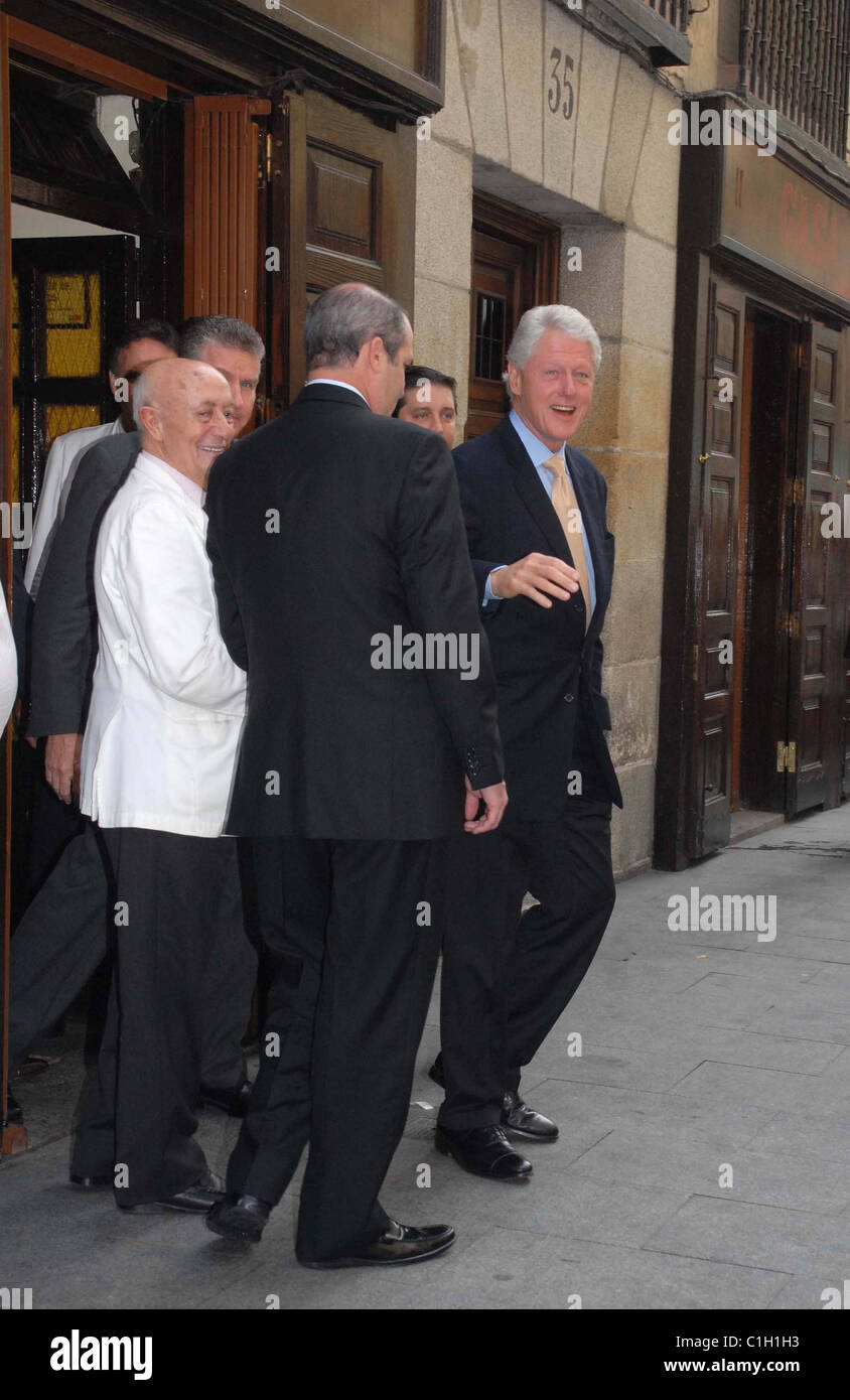 Former US President Bill Clinton leaves Lucio restaurant after enjoying ...