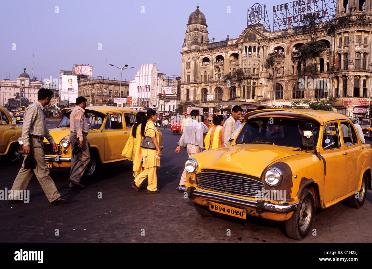 India, West Bengal, Calcutta (Kolkata), traffic on the Esplanade Stock ...