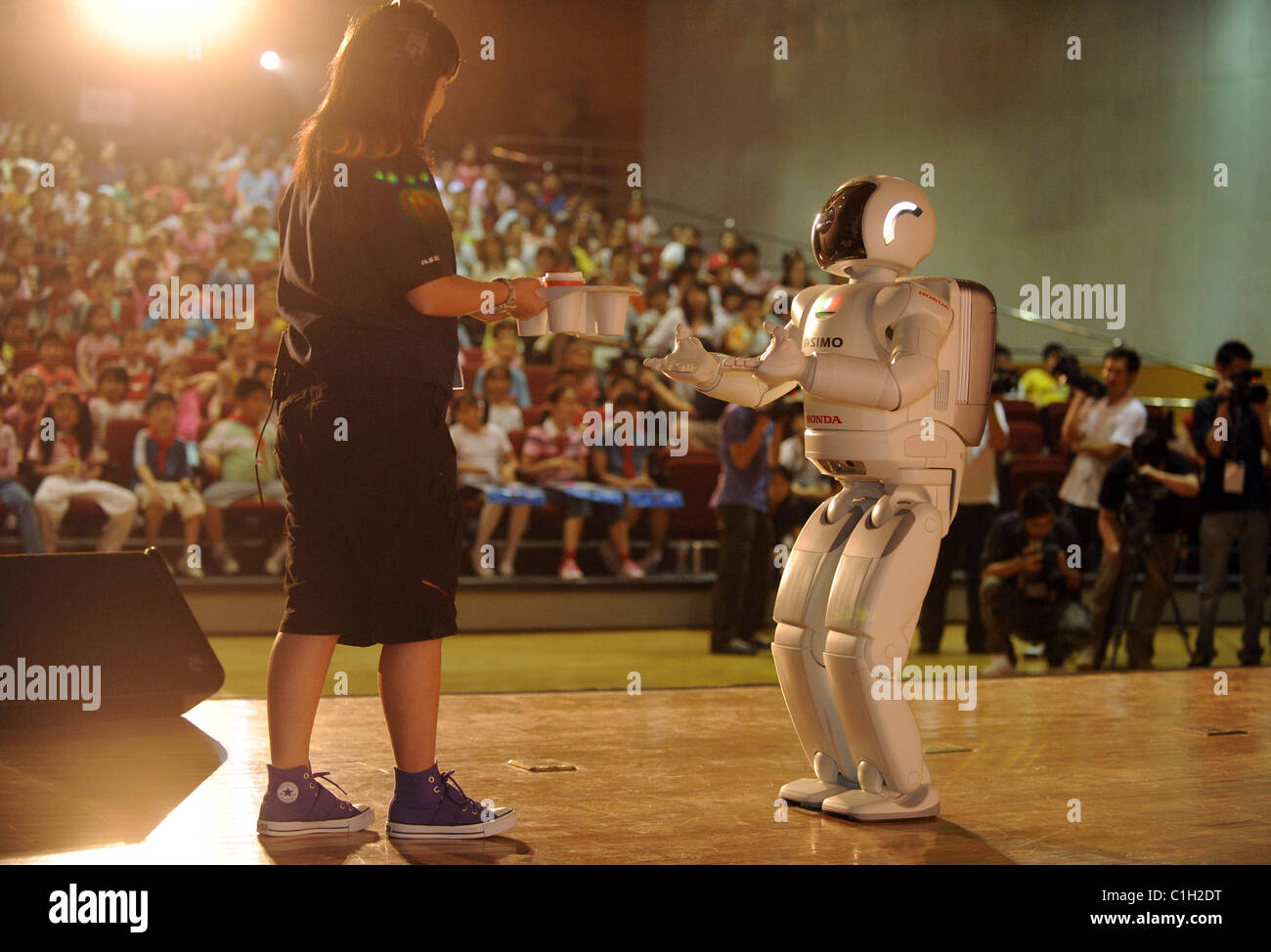Walking robot asimo hi-res stock photography and images - Alamy