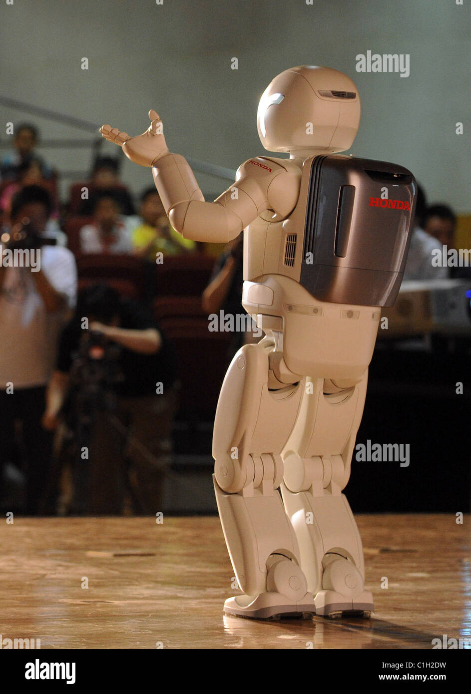 Walking robot asimo hi-res stock photography and images - Alamy