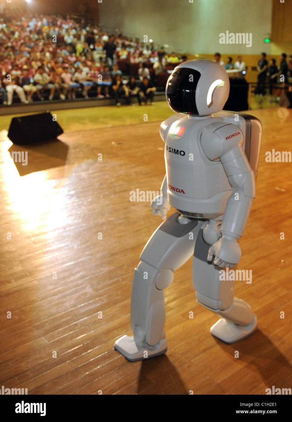 Walking robot asimo hi-res stock photography and images - Alamy
