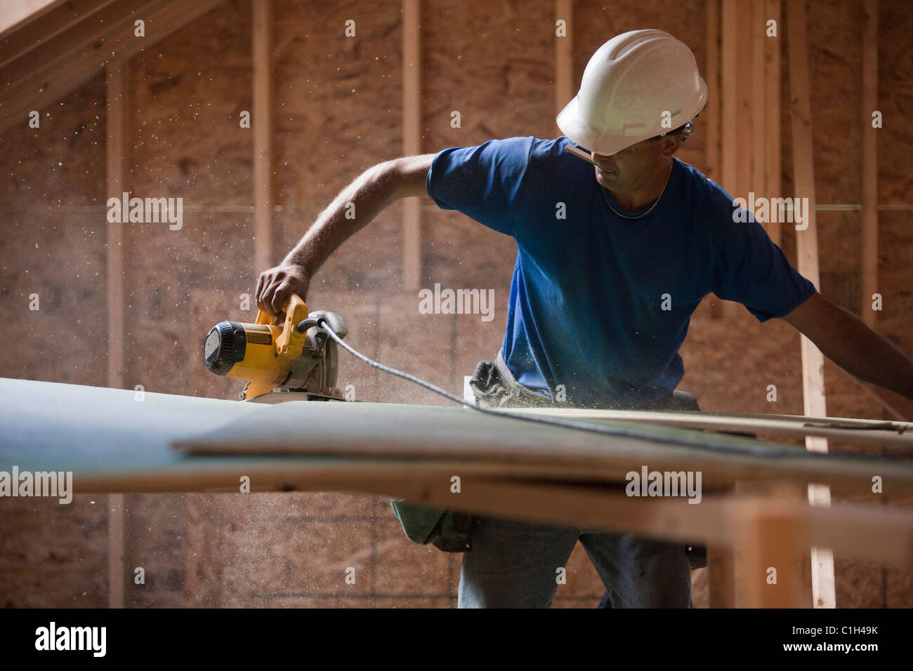Carpenter using a circular saw Stock Photo - Alamy