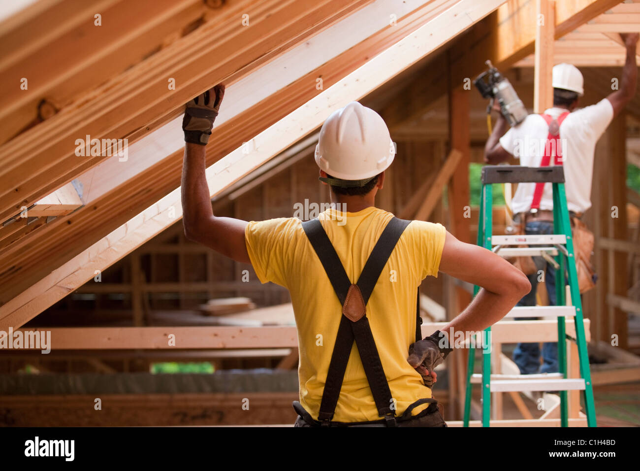 Hispanic carpenters working on roof hi-res stock photography and images ...