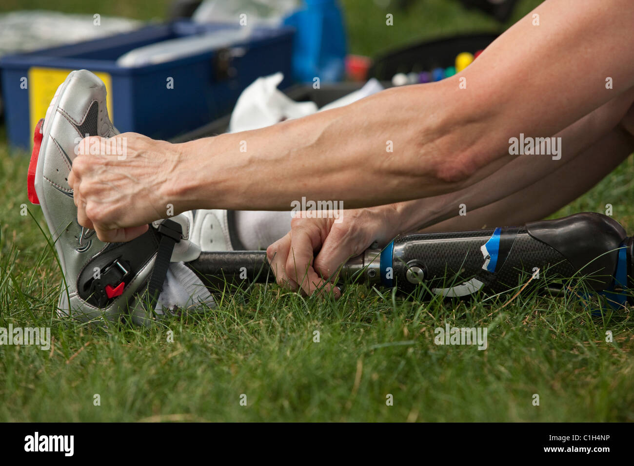 Woman with prosthetic leg preparing for racing event Stock Photo - Alamy