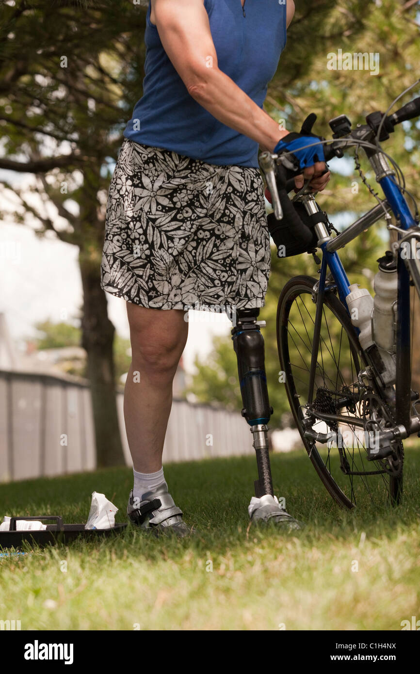 Woman with prosthetic leg preparing for bike race Stock Photo - Alamy