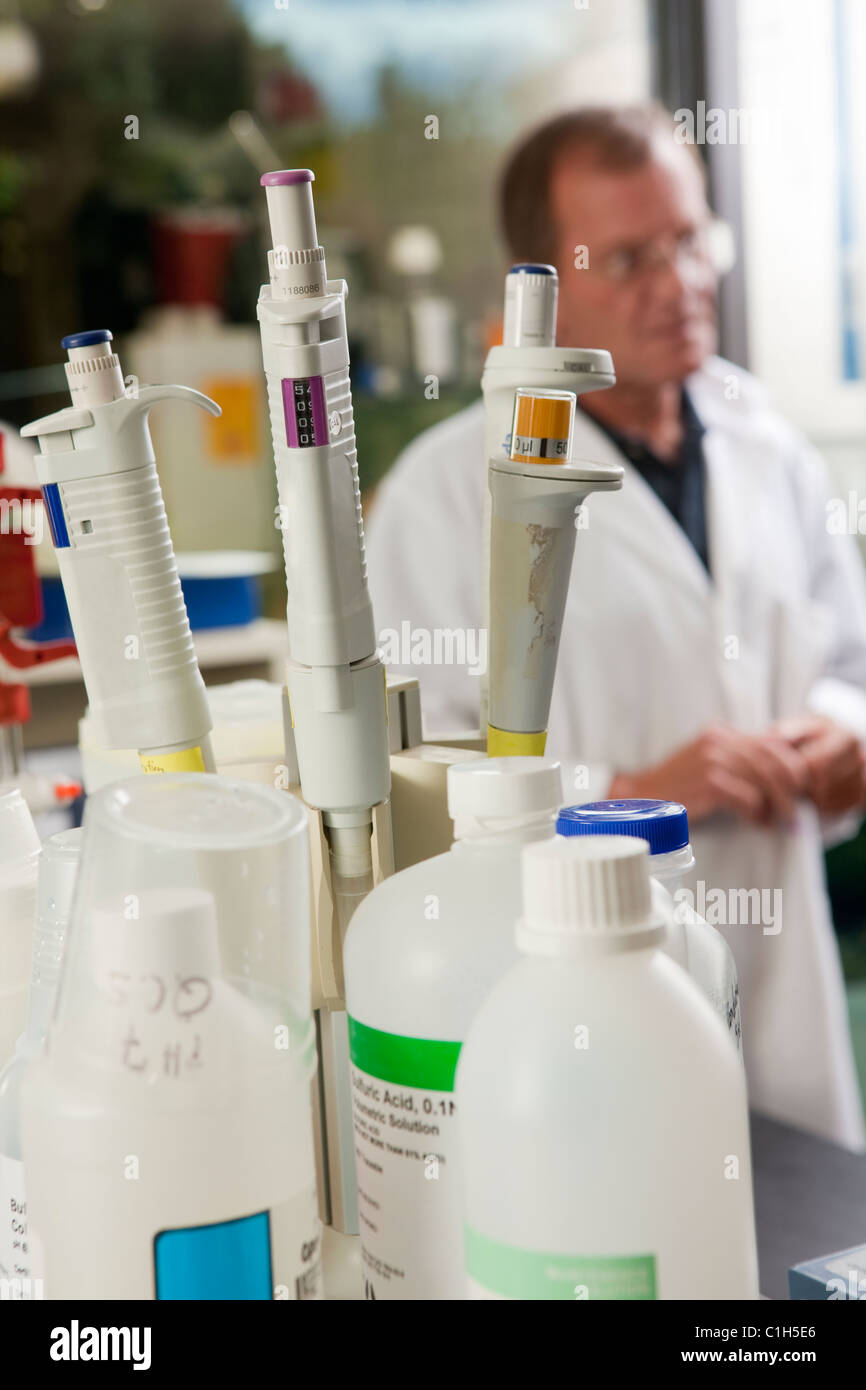 Reagent bottles hi-res stock photography and images - Alamy