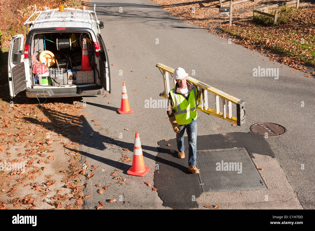 Cable manhole hi-res stock photography and images - Alamy