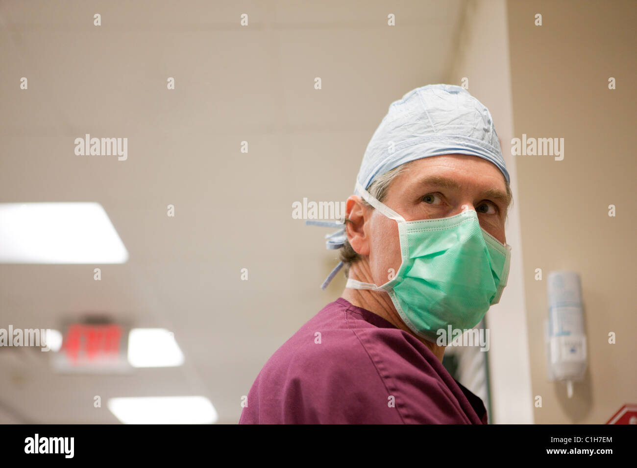 Ophthalmologist preparing for cataract surgery Stock Photo - Alamy