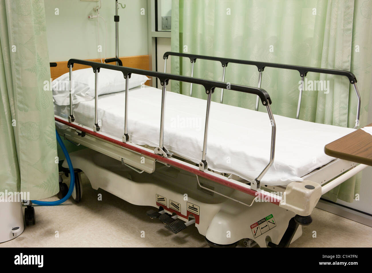 Empty hospital bed Stock Photo - Alamy