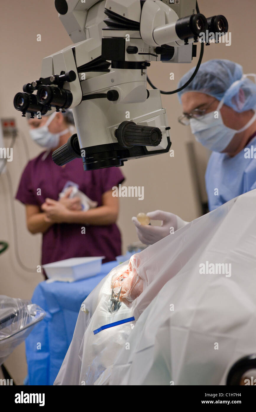 Ophthalmologist performing cataract surgery Stock Photo - Alamy