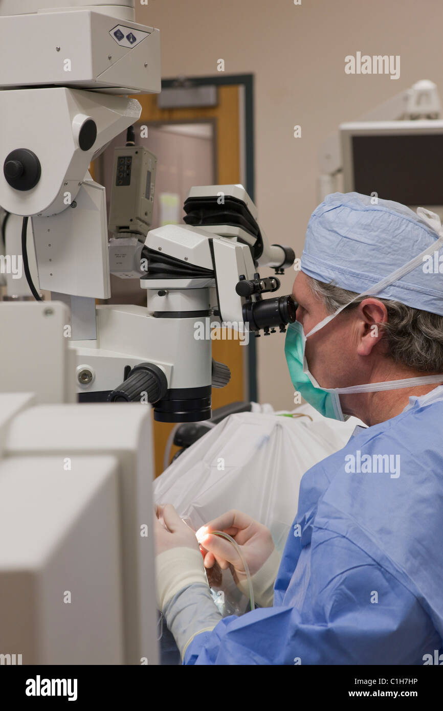 Ophthalmologist performing cataract surgery Stock Photo - Alamy