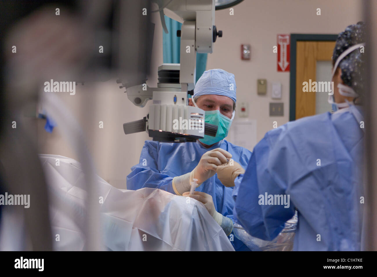 Ophthalmologist performing cataract surgery Stock Photo - Alamy