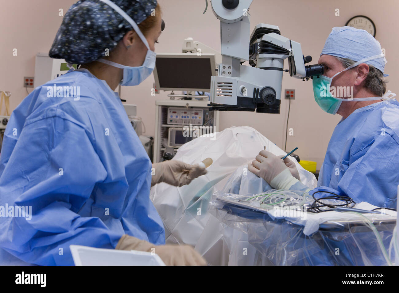 Ophthalmologist performing cataract surgery Stock Photo - Alamy