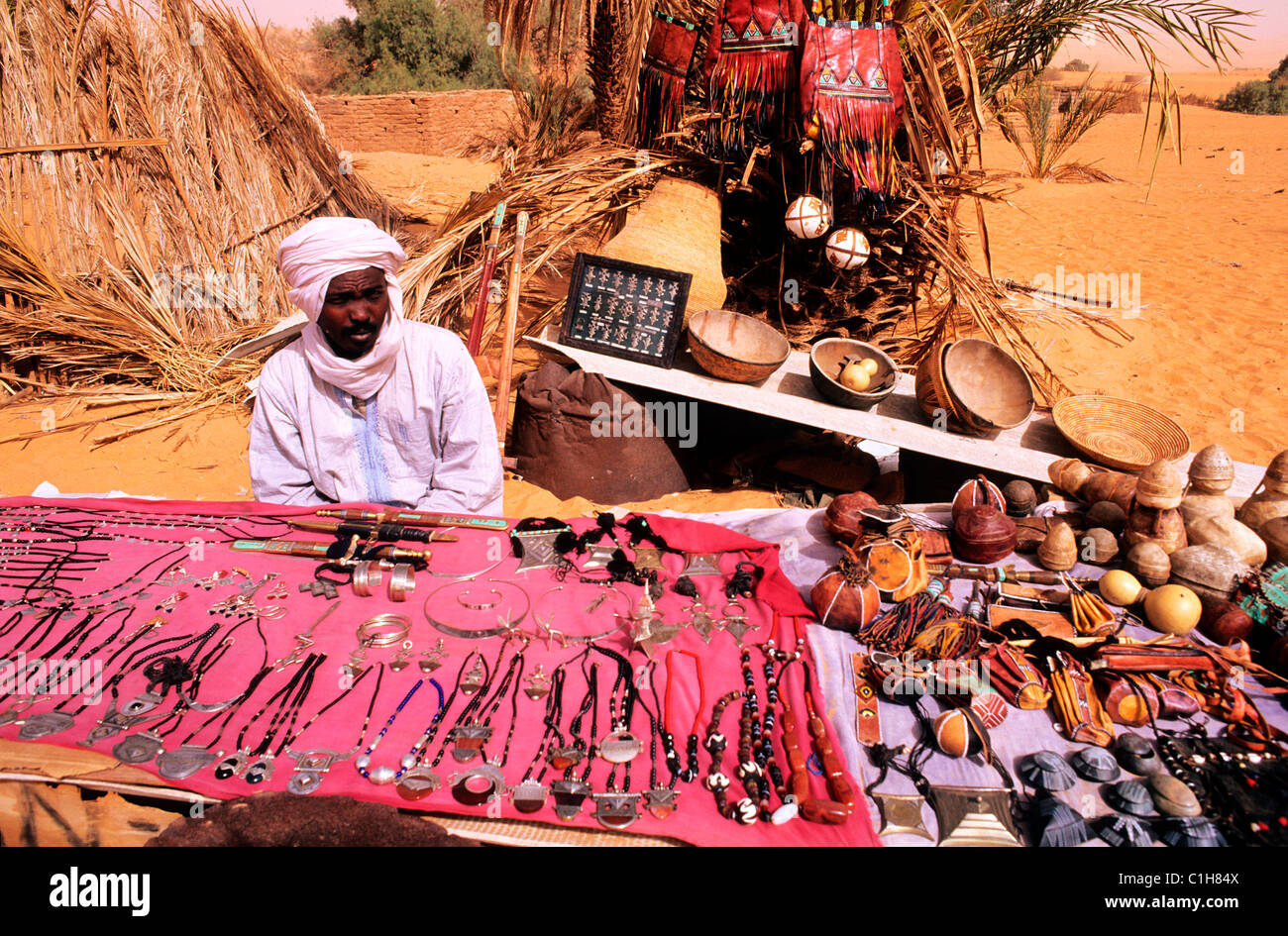 Libya, the Sahara, tuareg jewels and handicraft salesman Stock Photo ...