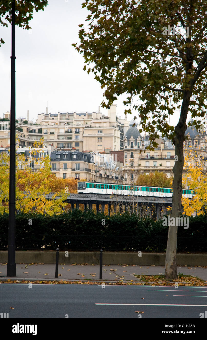 Paris metro train and eiffel tower hi-res stock photography and images ...