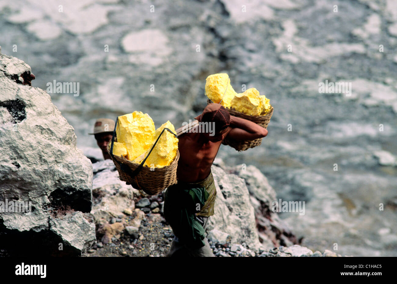 Indonesia, Java Island, Est region, Idjen crater, sulphure extraction ...