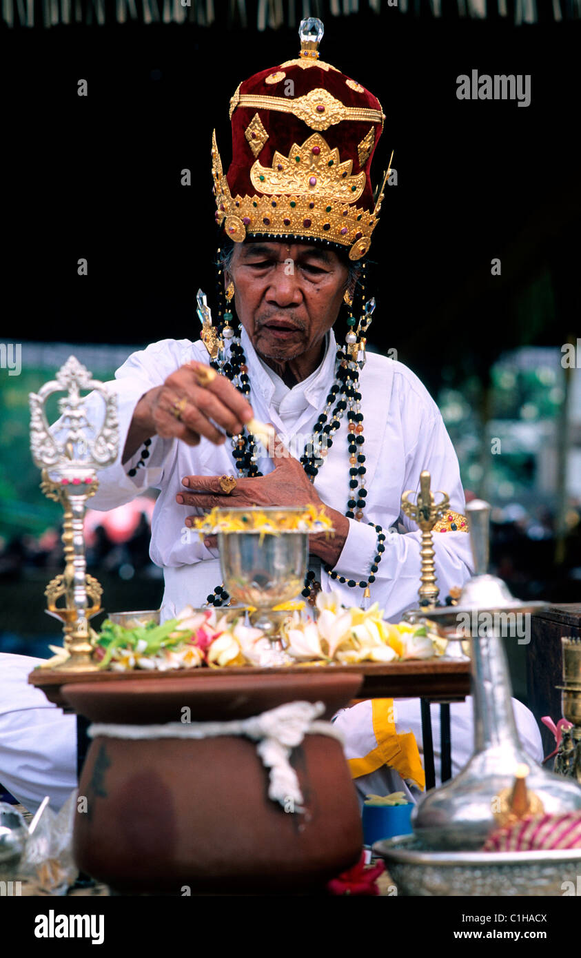Cremation ceremony with priest hi-res stock photography and images - Alamy