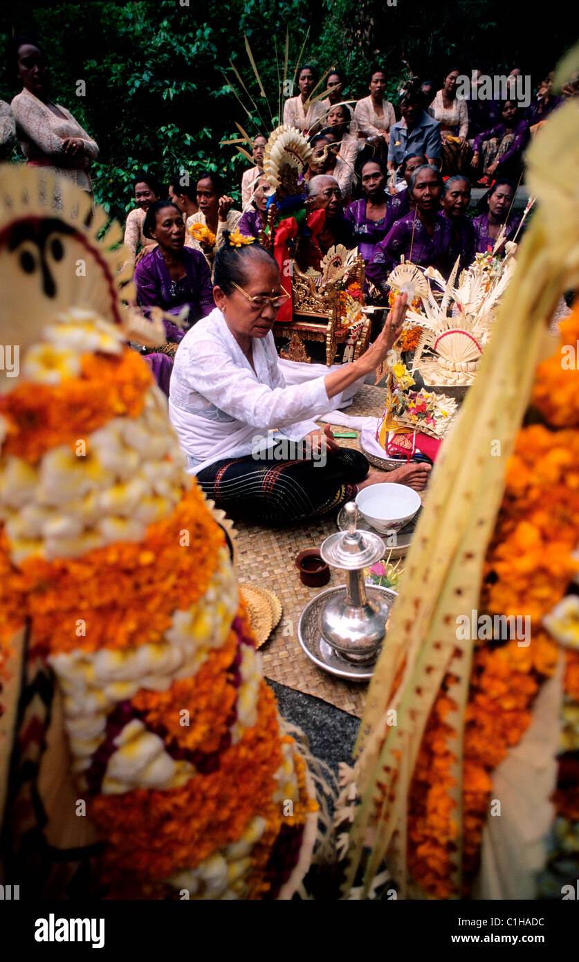 Cremation ceremony with priest hi-res stock photography and images - Alamy