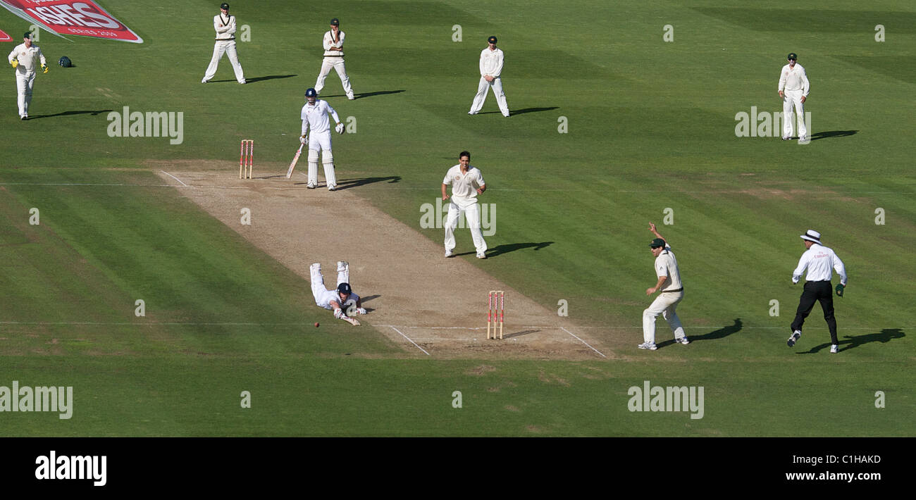 Paul Collingwood makes his ground as a throw at the stumps misses ...