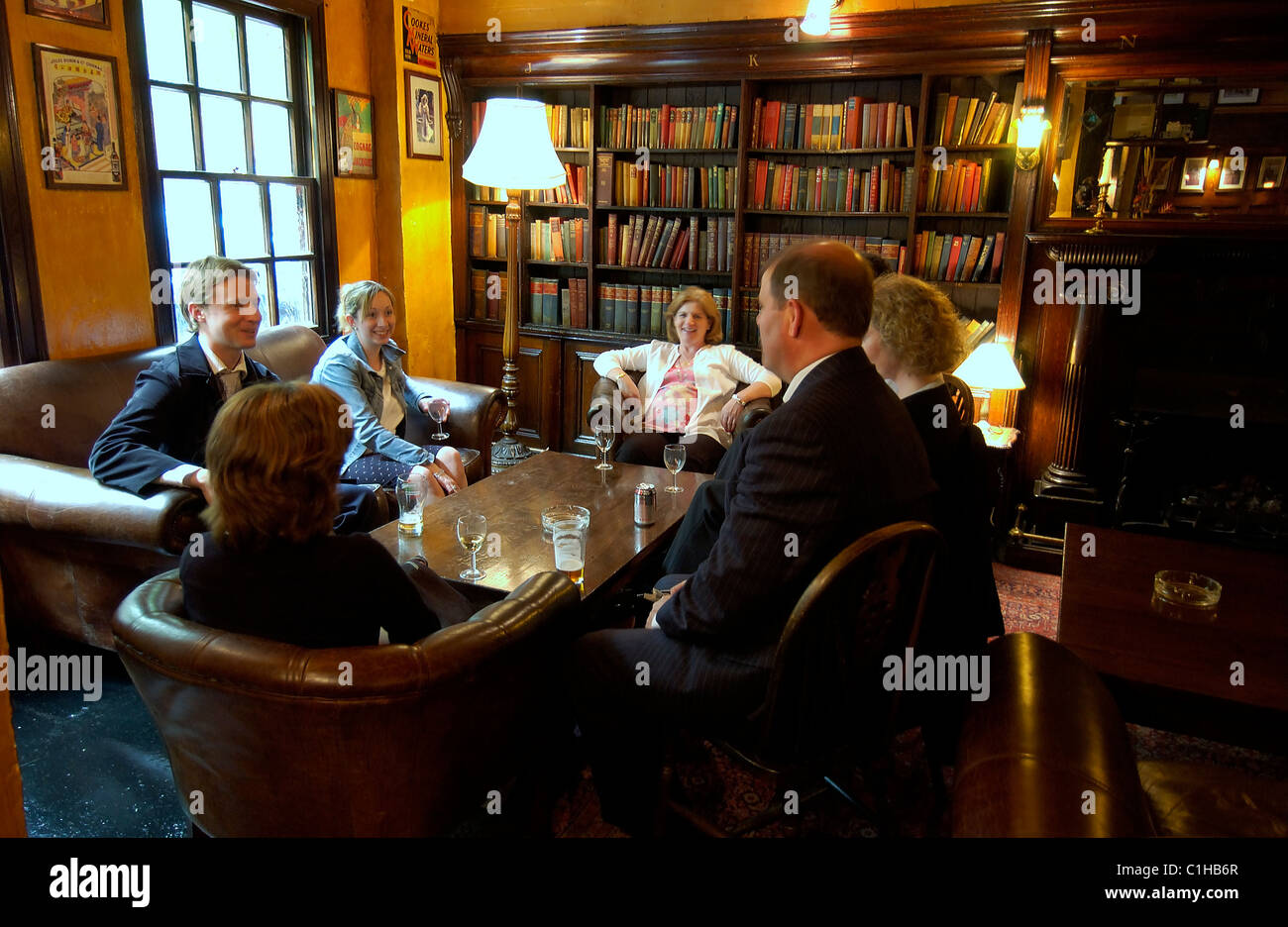 Family pub hi-res stock photography and images - Alamy