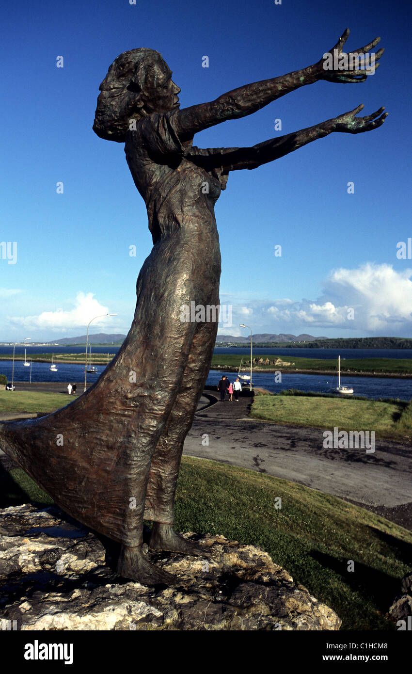 Republic of Ireland, Sligo, Rosses Point, Waiting on shore woman statue ...