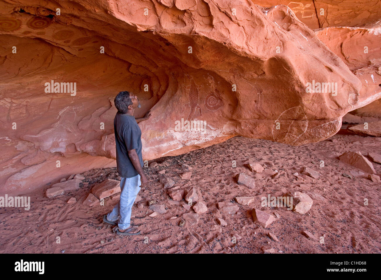 Australia, Northern Territory, Cave near Titjikala aborigine community ...