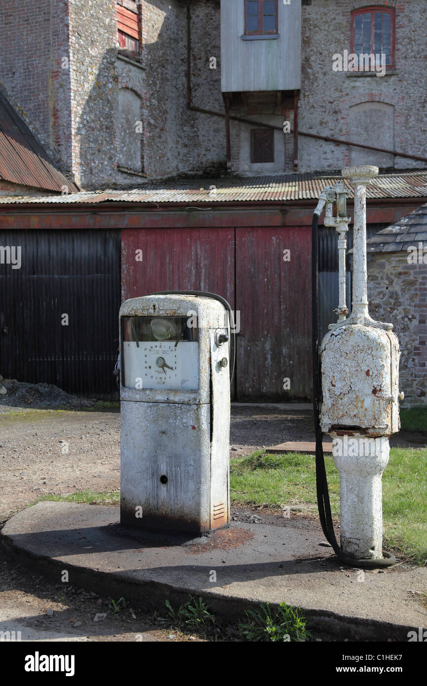 Old filling station hi-res stock photography and images - Alamy