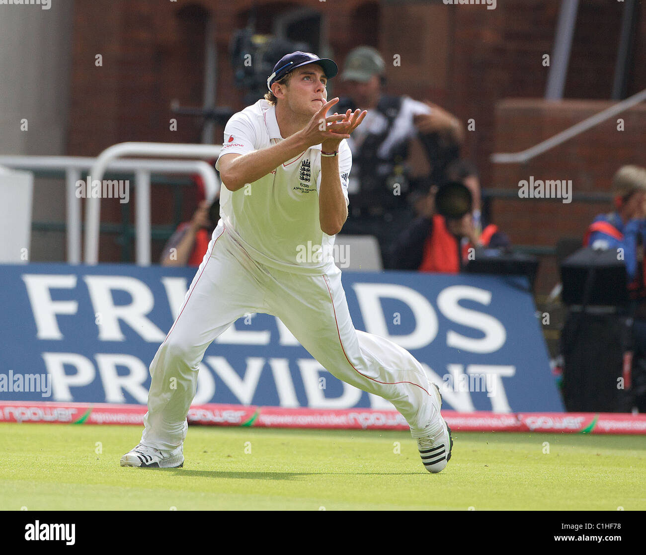 Stuart Broad takes a spectacular catch on the boundary to dismiss Simon ...