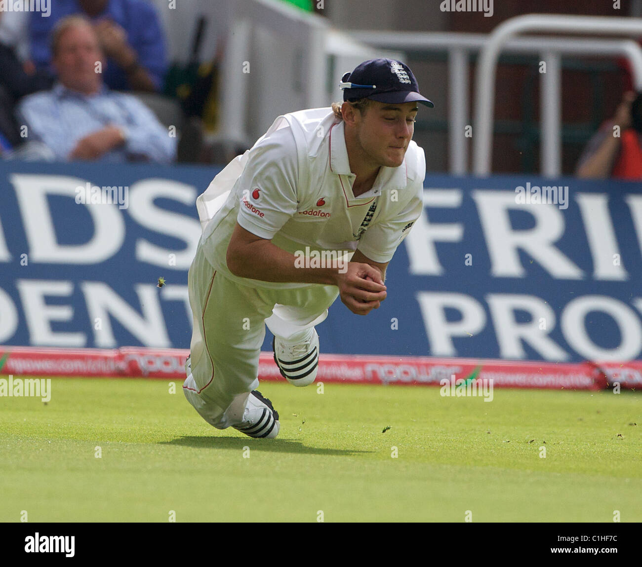 Stuart Broad takes a spectacular catch on the boundary to dismiss Simon ...