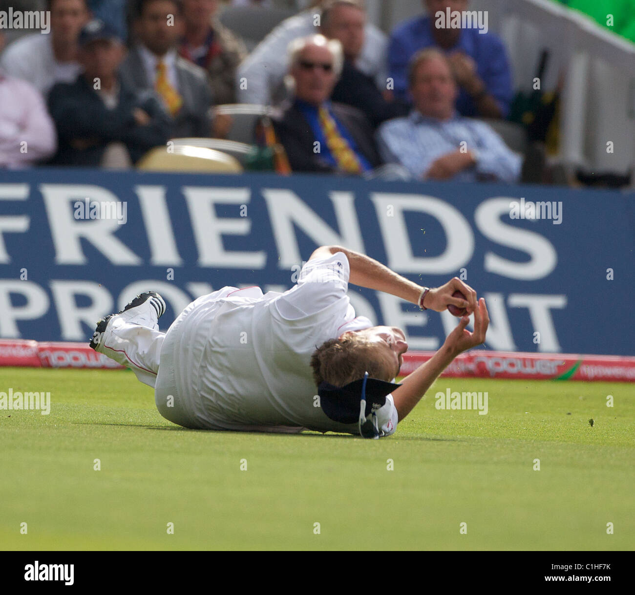 Stuart Broad takes a spectacular catch on the boundary to dismiss Simon ...