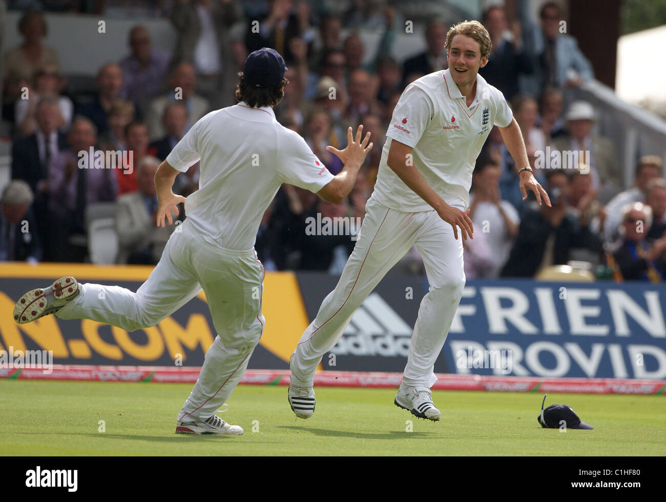Boundary catch cricket hi-res stock photography and images - Alamy