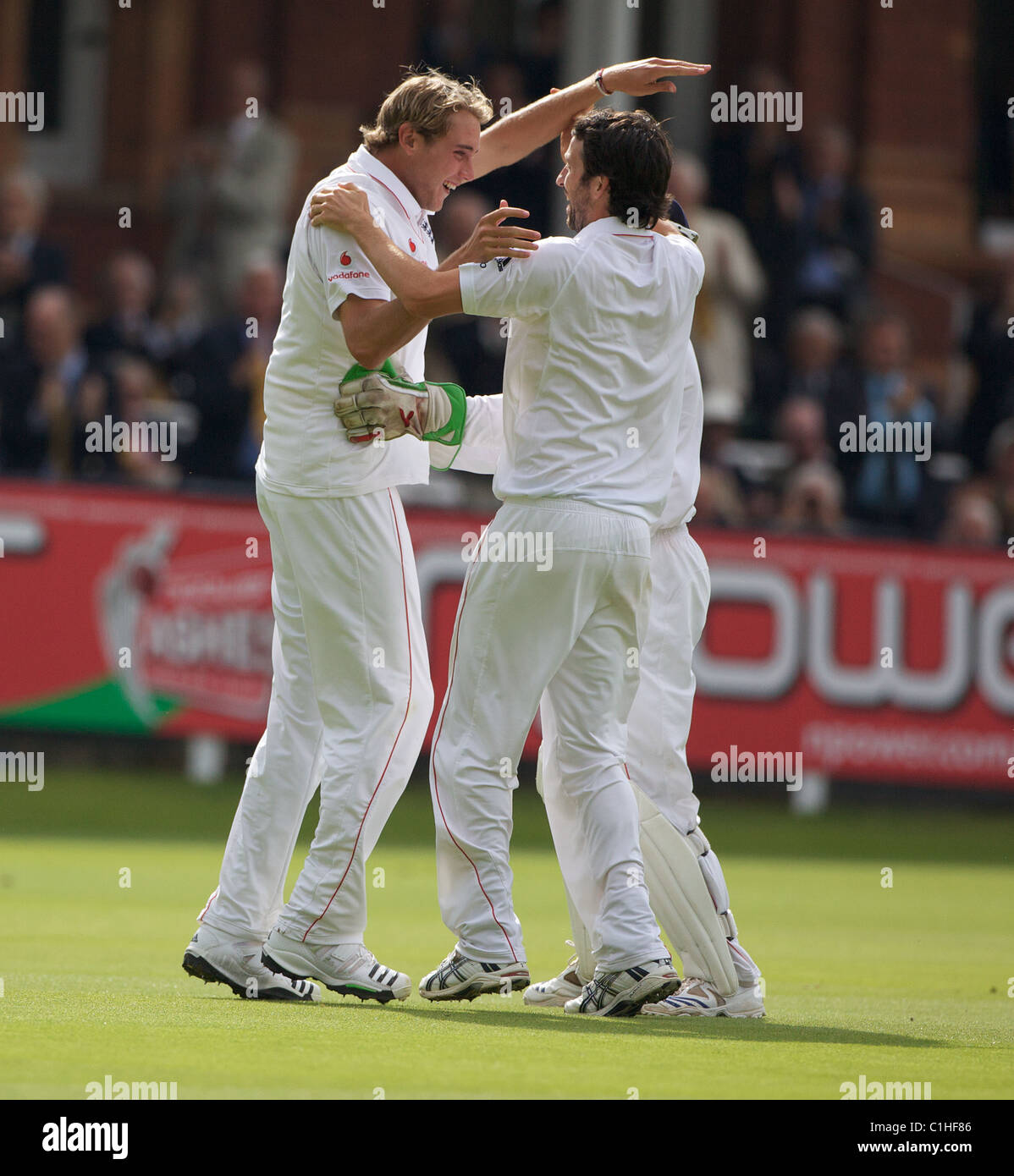 Stuart Broad takes a spectacular catch on the boundary to dismiss Simon ...