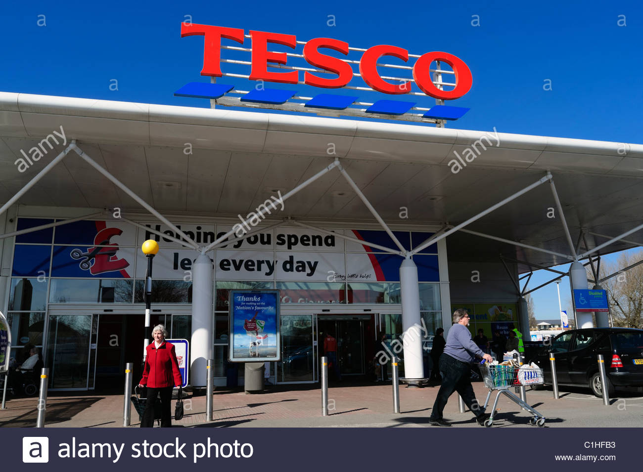 People Shopping In Tesco Stock Photos & People Shopping In Tesco Stock ...
