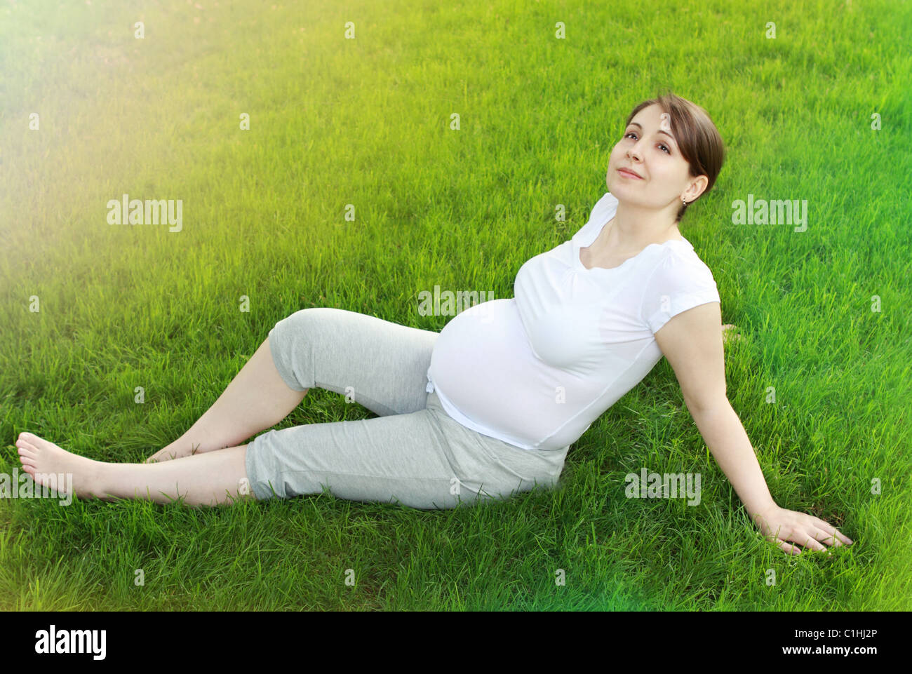 Pregnant woman grass sun sit hi-res stock photography and images - Alamy