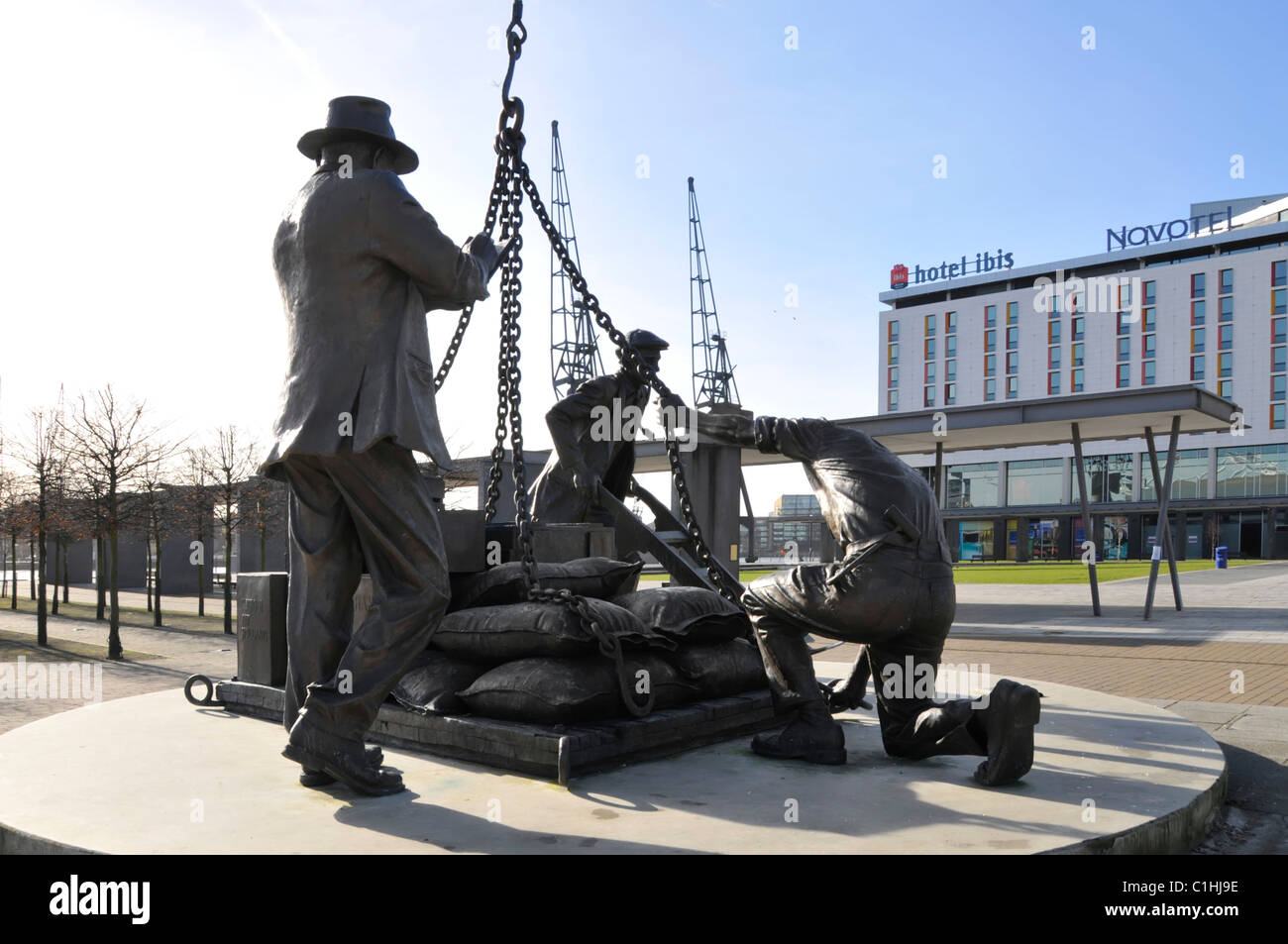 Landed sculpture hi-res stock photography and images - Alamy