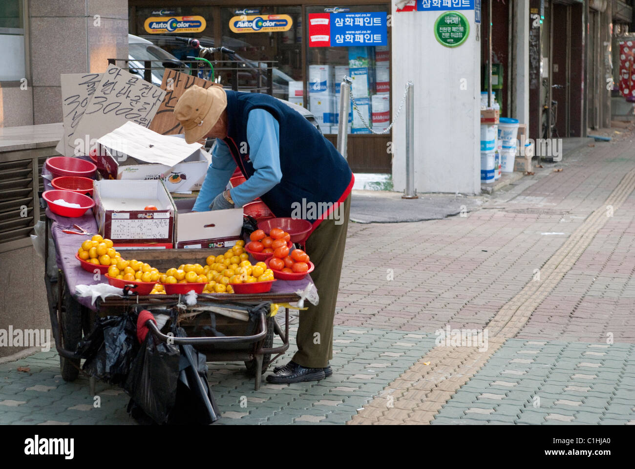 Selling from a hand cart hi-res stock photography and images - Alamy
