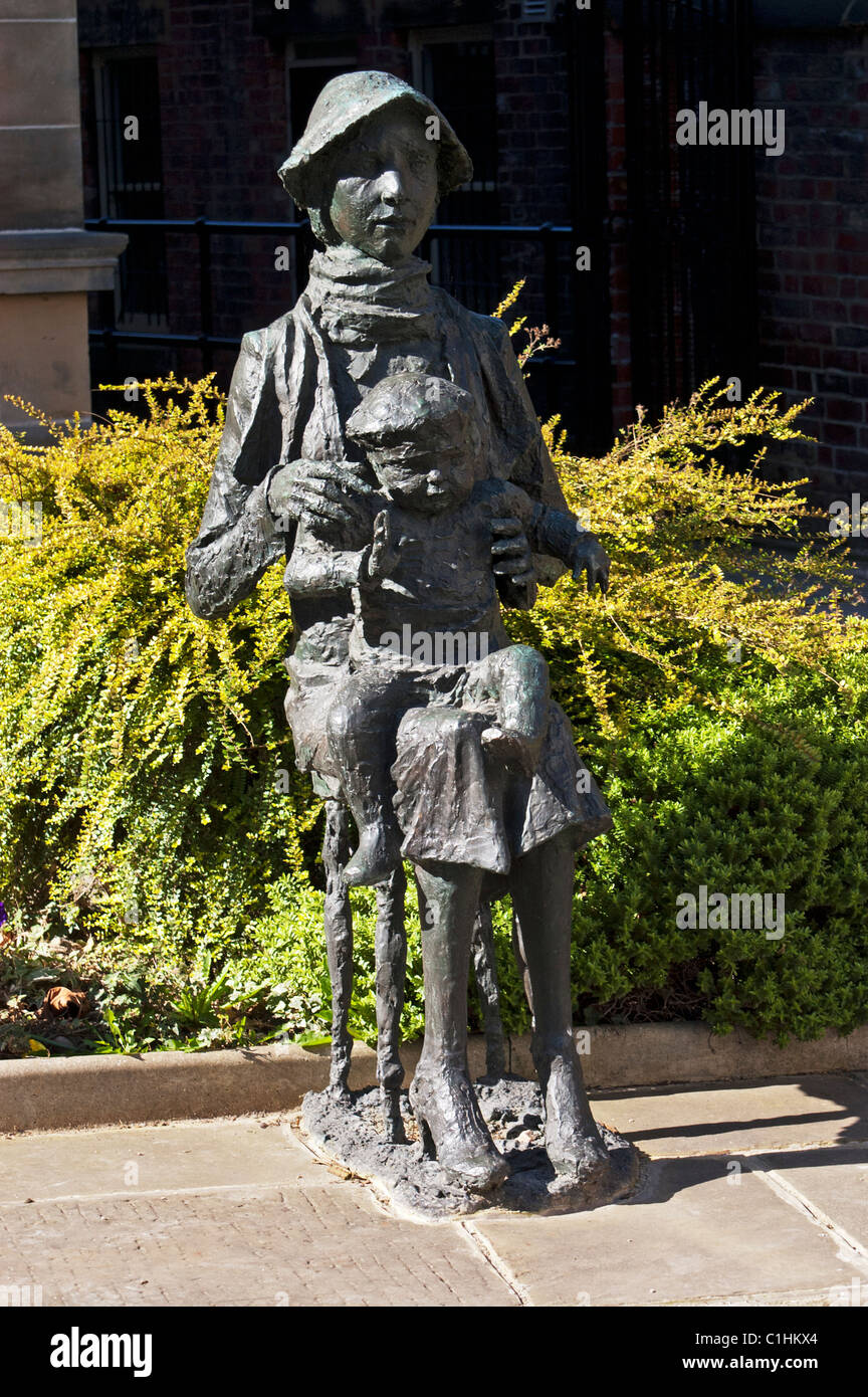 Mother and Child sculpture by George Fullard Stock Photo - Alamy