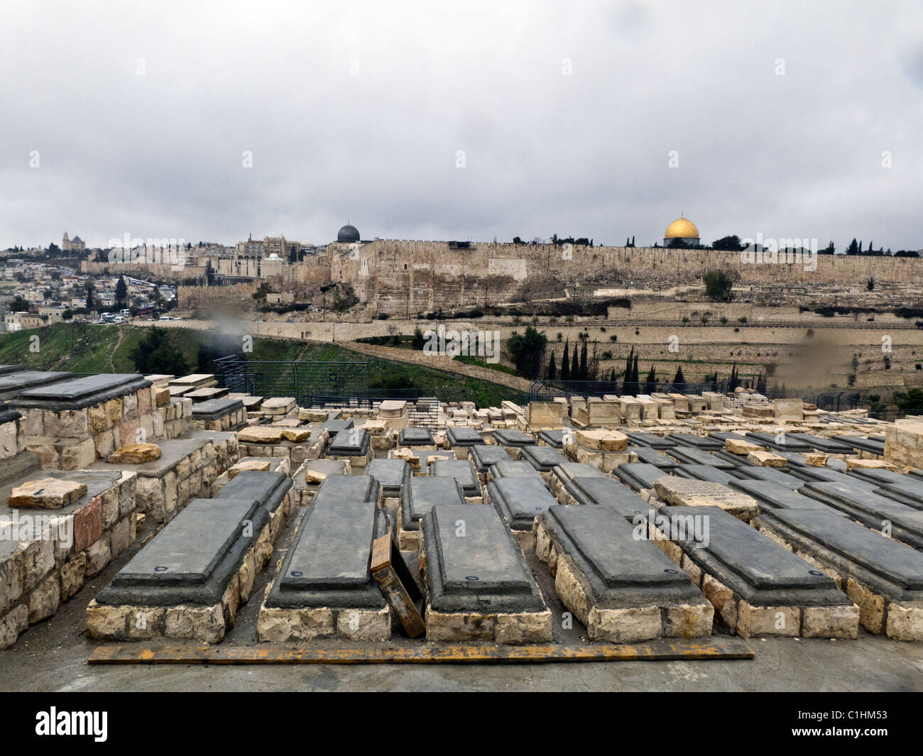 The Mt Of Olives Cemetery overlooking the old city of Jerusalem Stock ...