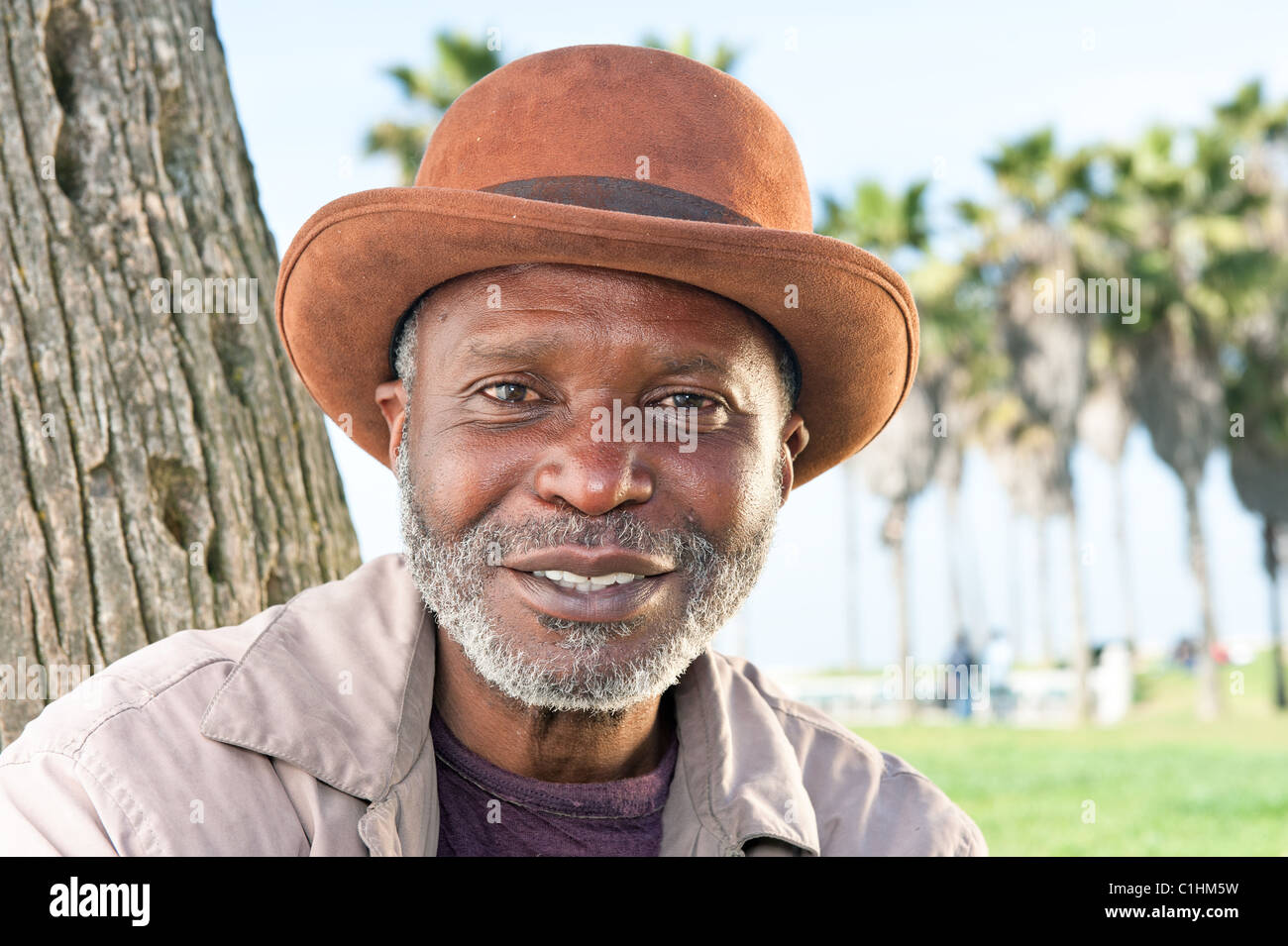 Scruffy old man hi-res stock photography and images - Alamy