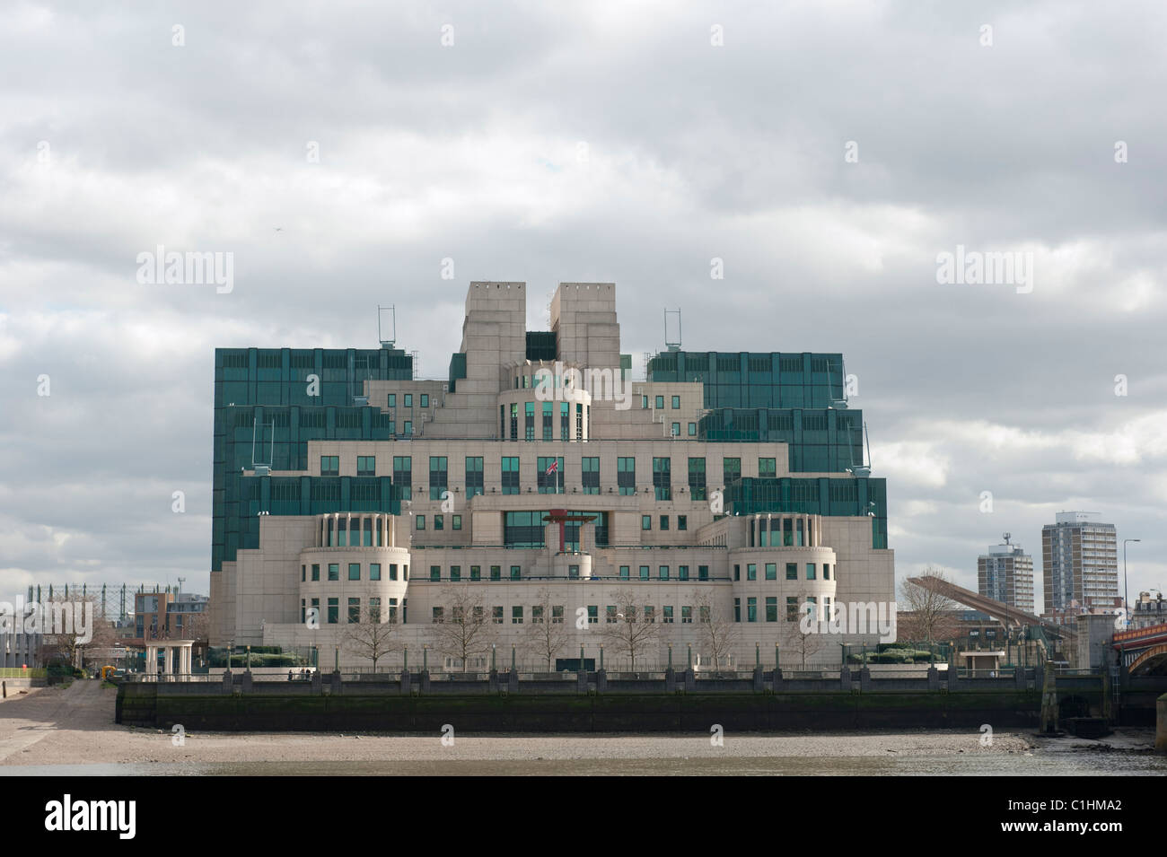 Mi6 building vauxhall london hi-res stock photography and images - Alamy
