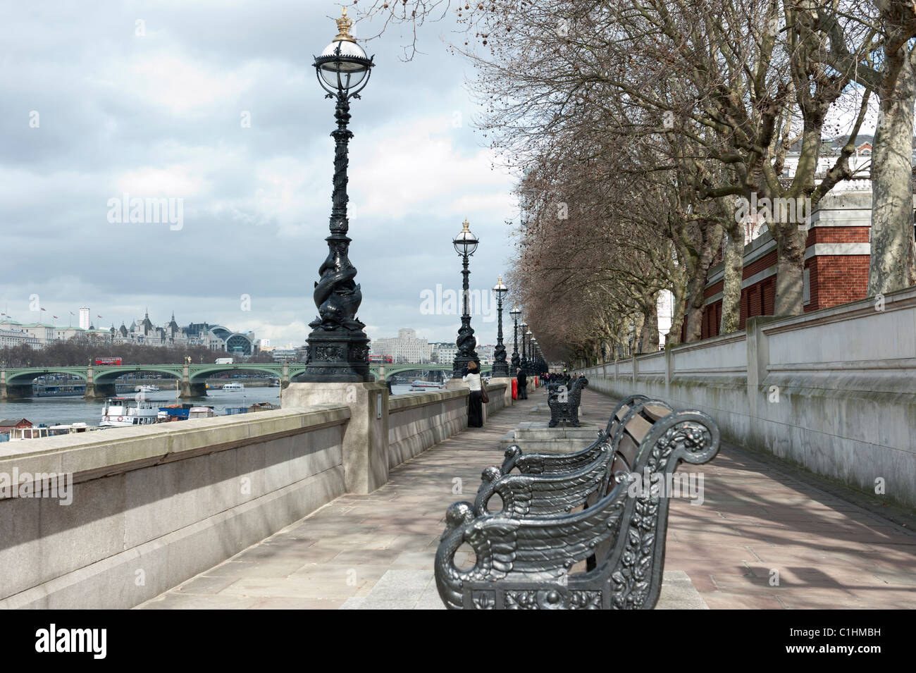 Seats on the embankment hi-res stock photography and images - Alamy